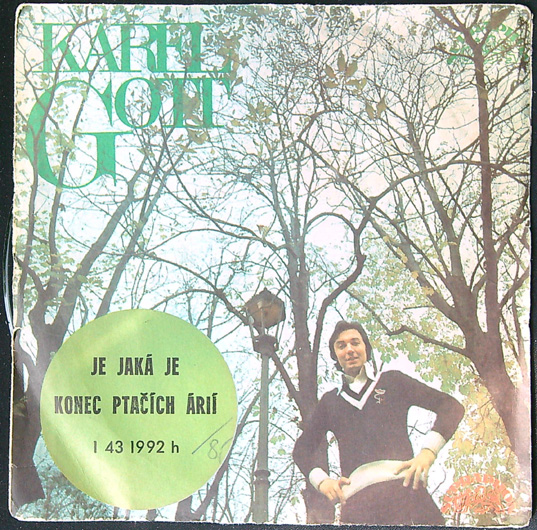 SP: Karel Gott – Je jaká je / Konec ptačích árií – Antikvariát ...